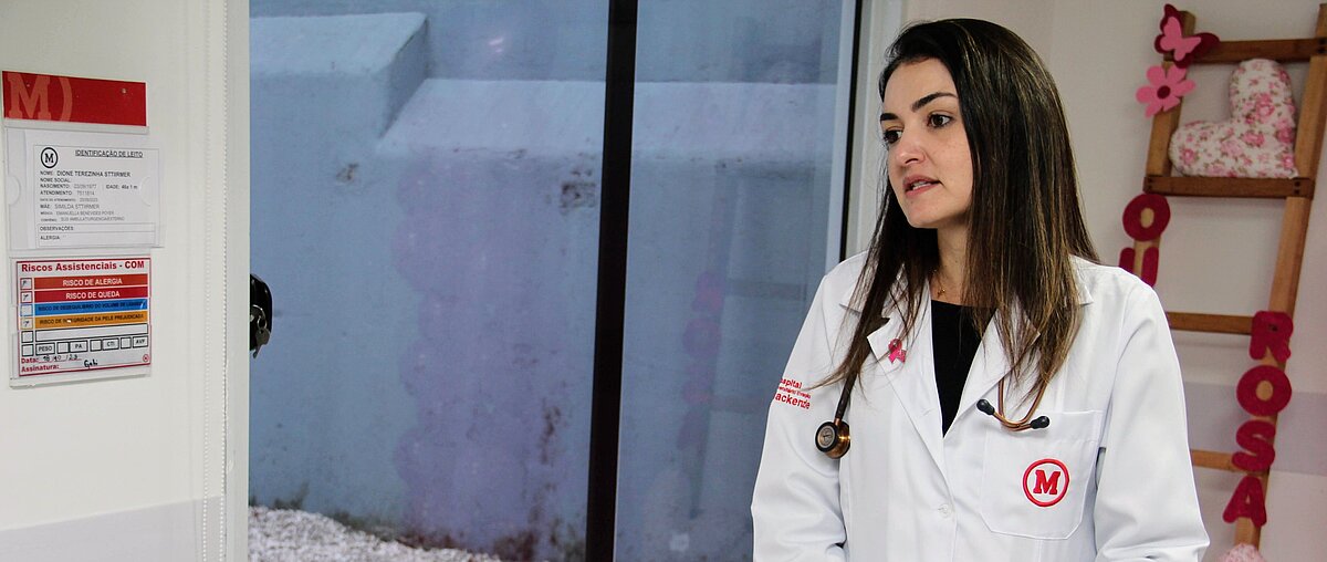 HUEM promove ação do Outubro Rosa com pacientes e acompanhantes ...