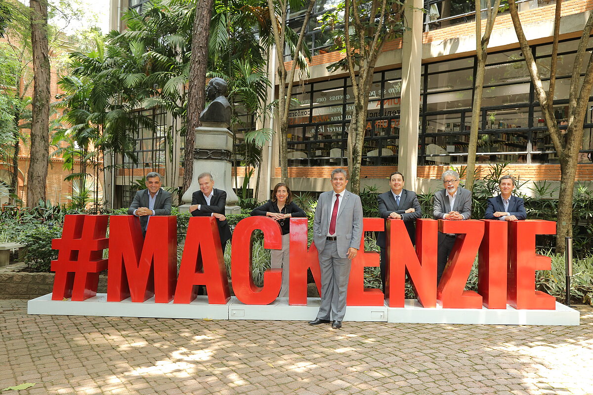 70 anos da Universidade Presbiteriana Mackenzie: enfrentamento da ...